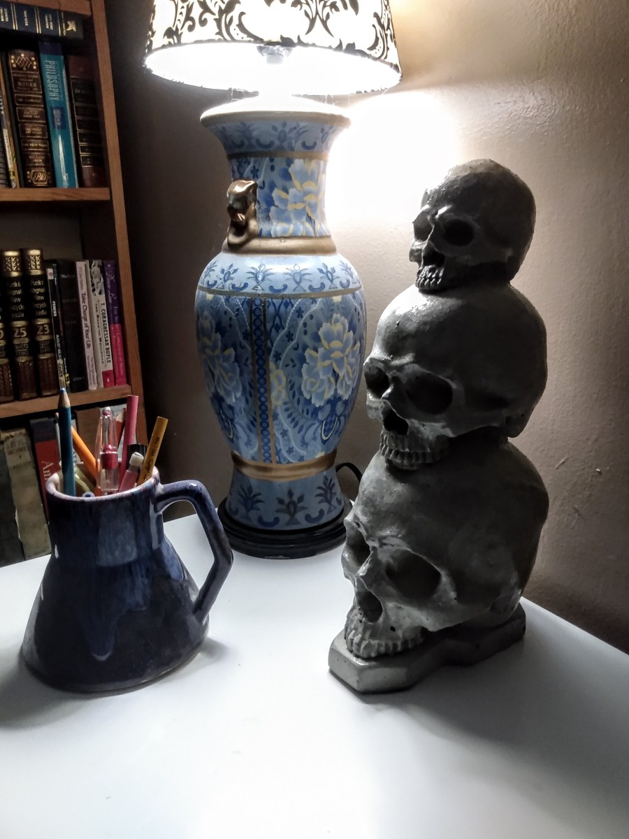 Triple Stacked Skulls – Daniel's Creeptorium